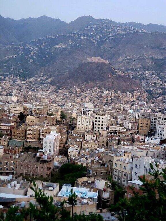 أزمة المياه في تعز تفاقم معاناة المواطنين وسط الاعتماد على الشراء ...