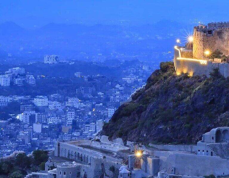 تدخل رئاسي يؤدي لفتح المنفذ الشرقي لمحافظة تعز للمسافرين طوال اليوم ...